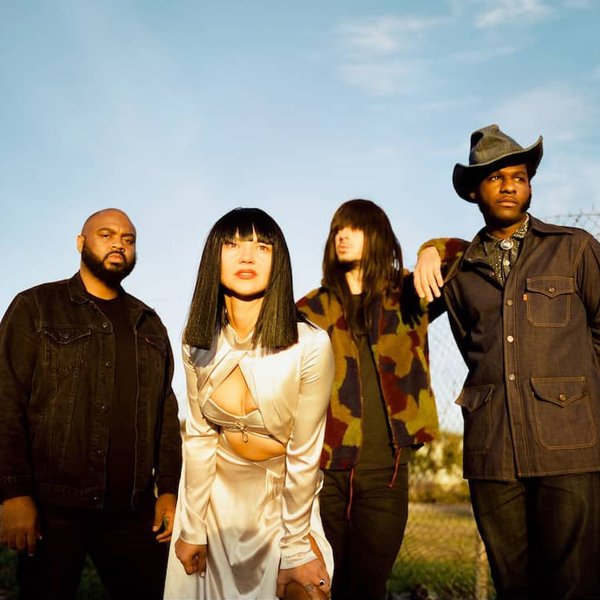 Khruangbin & Leon Bridges - Radio King